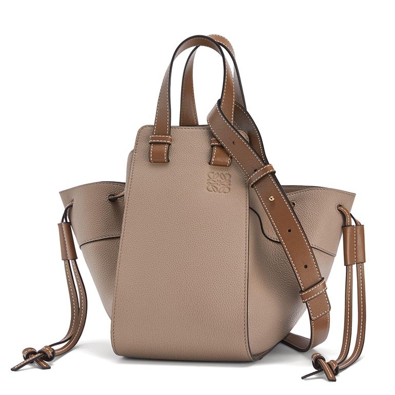 Loewe, a classic Spanish leather brand. | Street Buzz Japan