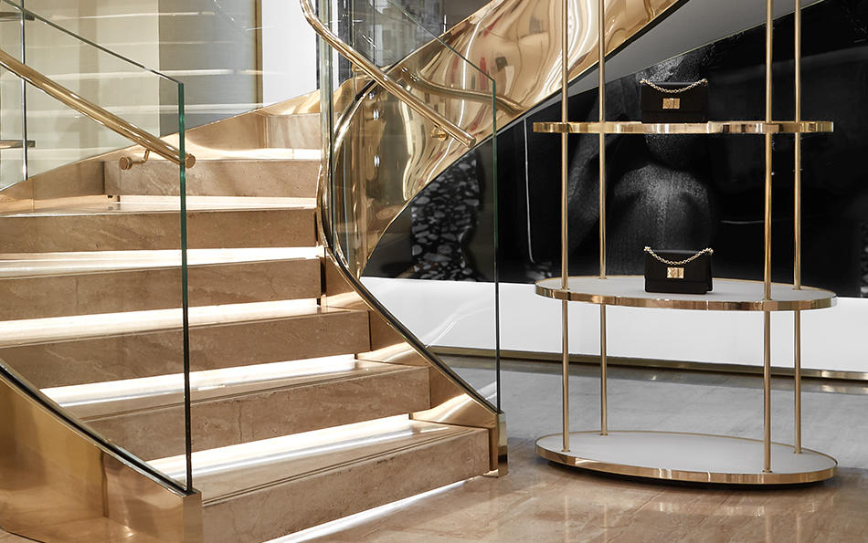 Traditional skills and the best materials make it popular! FURLA ...