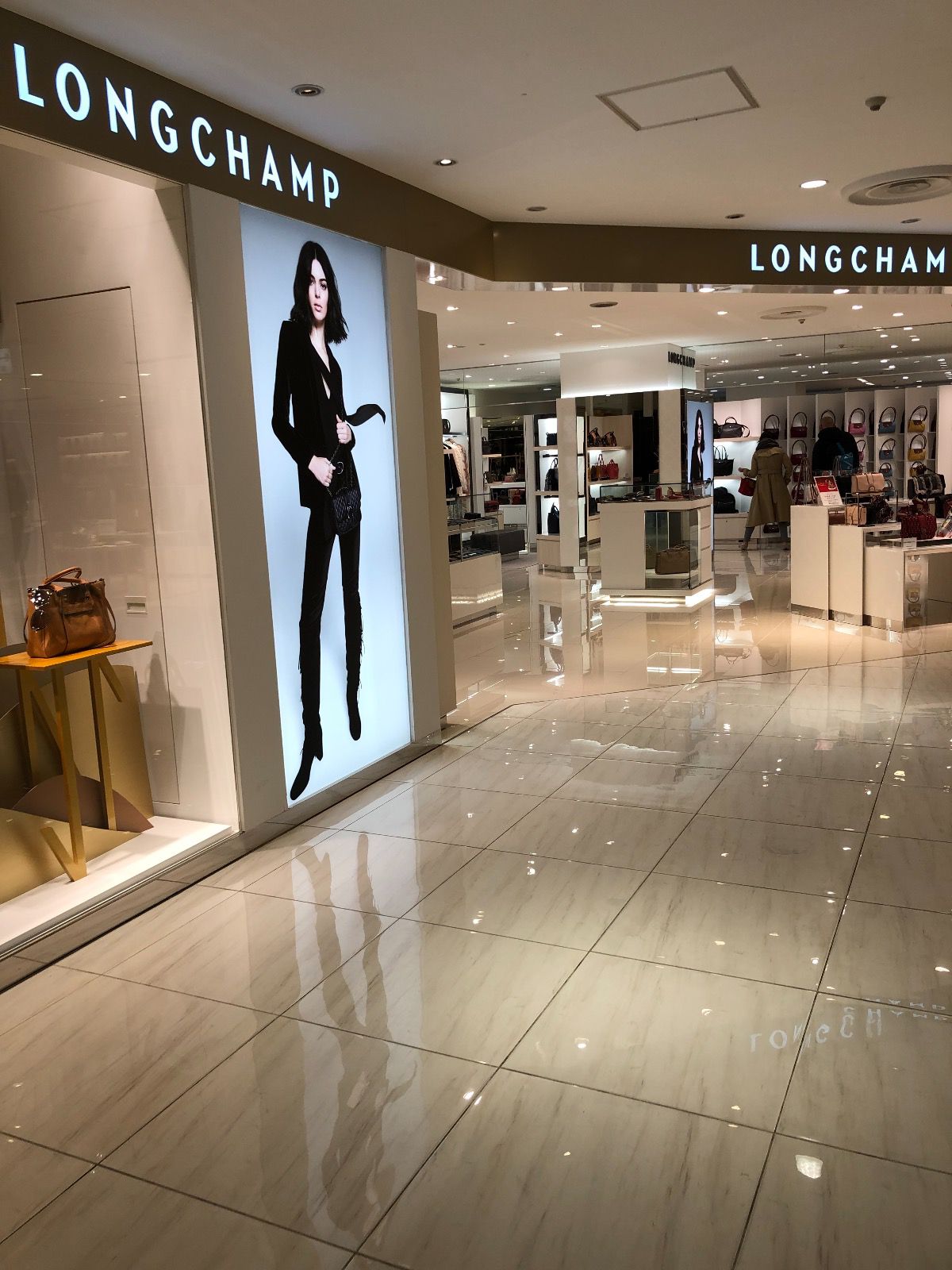 The world's most captivating leather! Longchamp | Street Buzz Japan